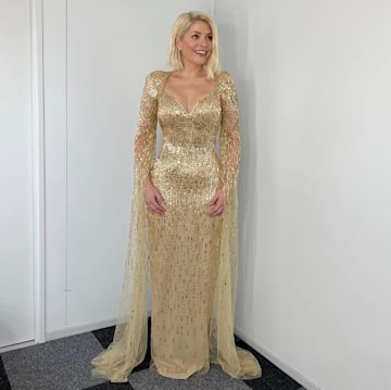 Holly Willoughby turns up the heat with sassy backstage photo in curve ...