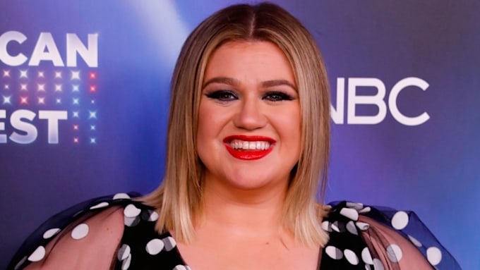 Kelly Clarkson puts toned legs on display in daring figure-hugging ...