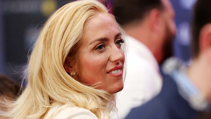 Paris Fury rocks unexpected ab-baring power suit for Tyson Fury's fight ...