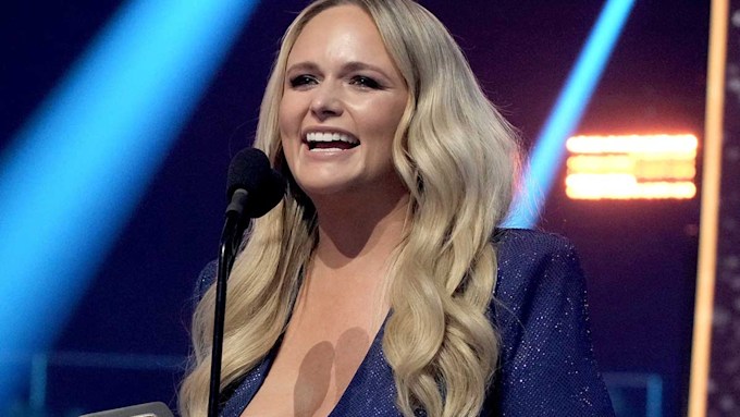 Miranda Lambert stuns in leg-lengthening mini skirt that drives fans ...