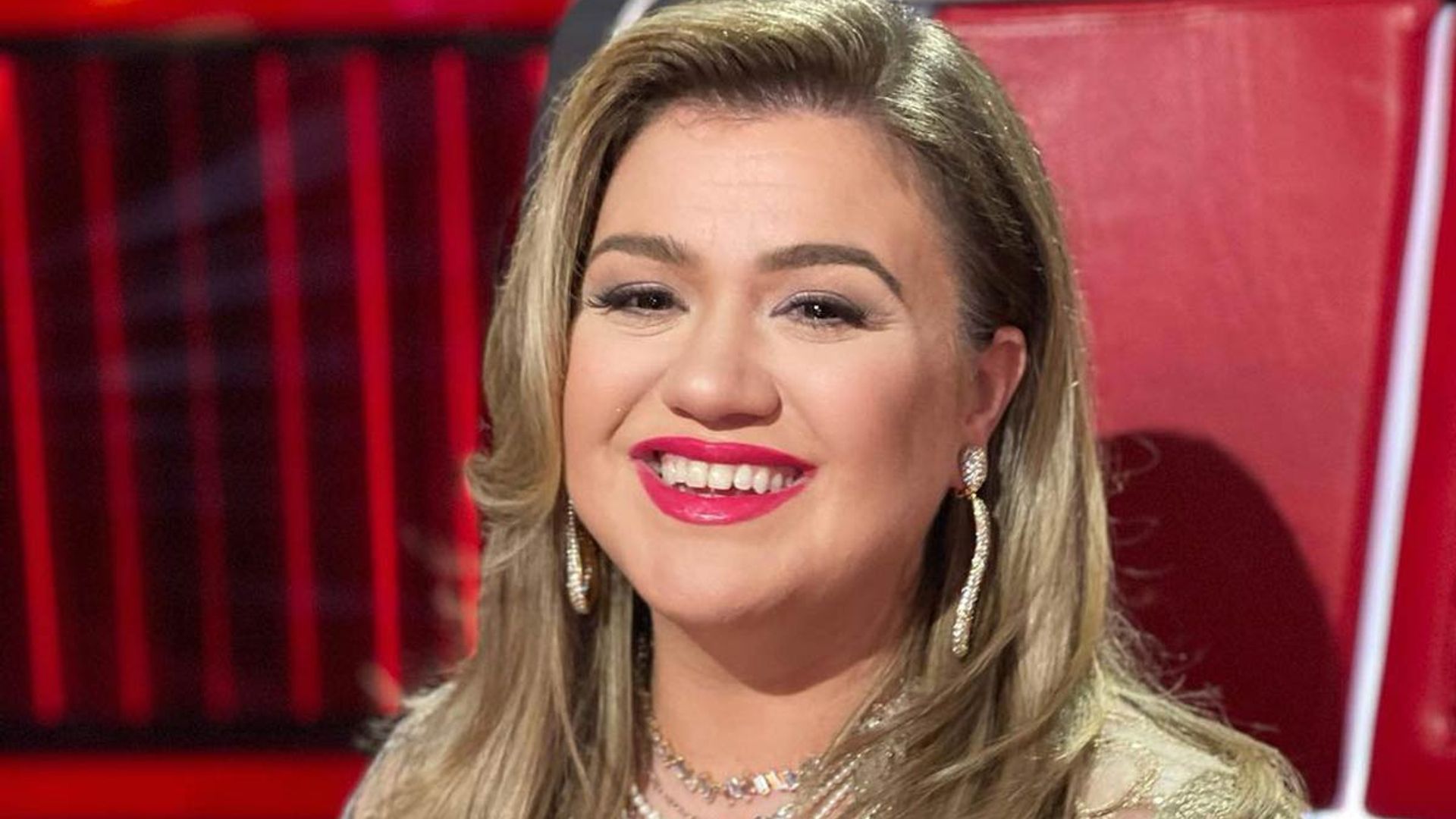 Kelly Clarkson dazzles in hourglass waist-cinching look | HELLO!