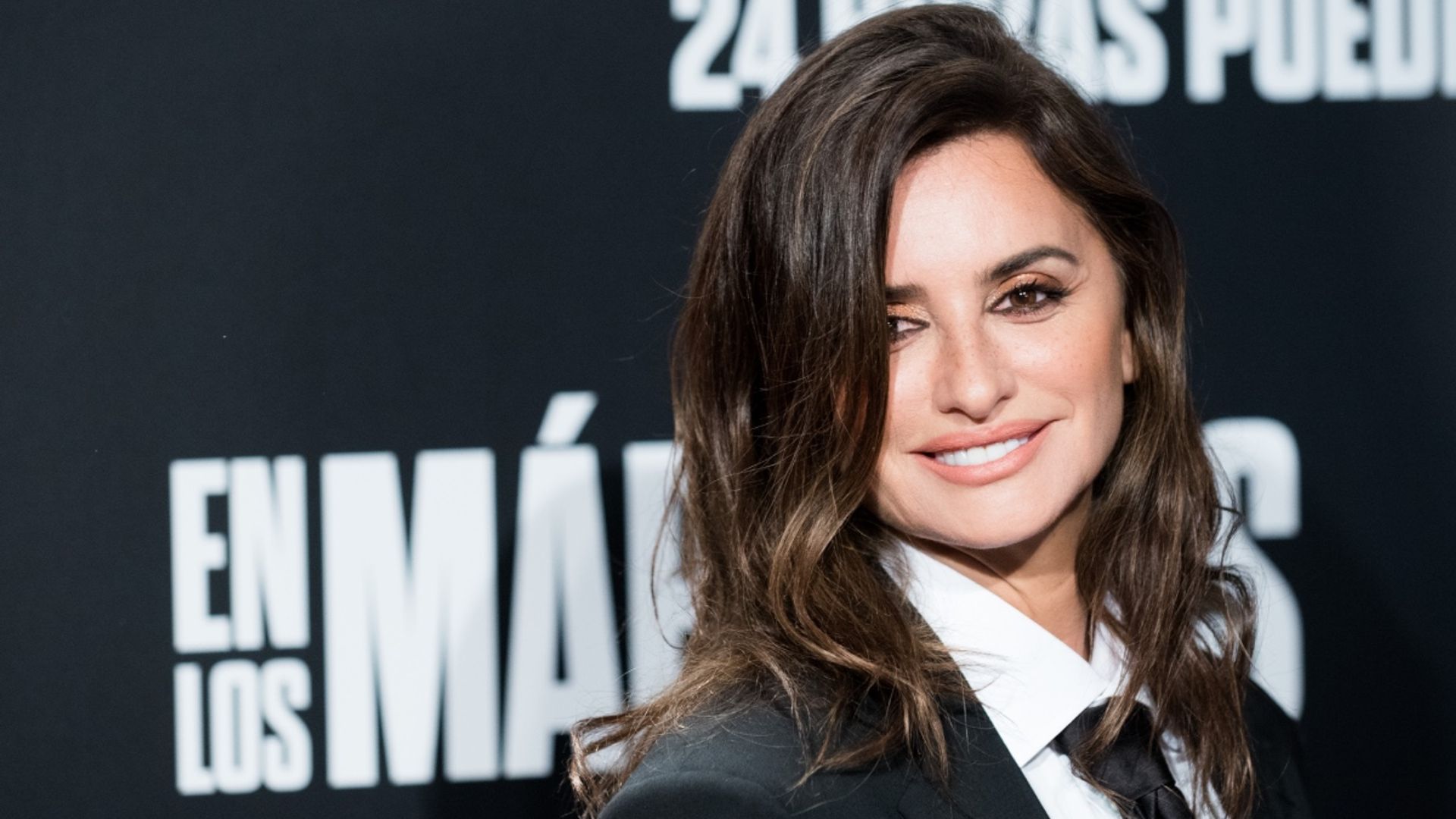 Penelope Cruz dons form-fitting suit and tie in unexpected red carpet ...