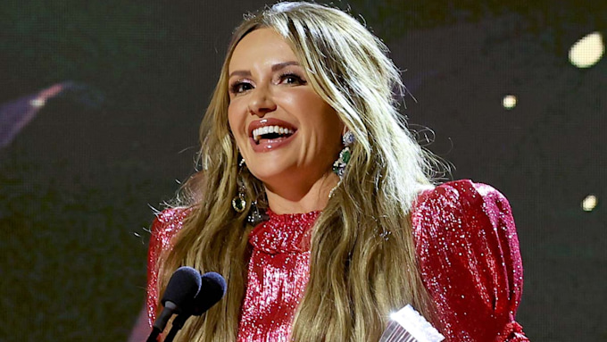 Carly Pearce is belle of the ball in dazzling silhouette-enhancing ...