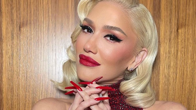 Gwen Stefani highlights tiny waist in sizzling skintight jumpsuit with ...