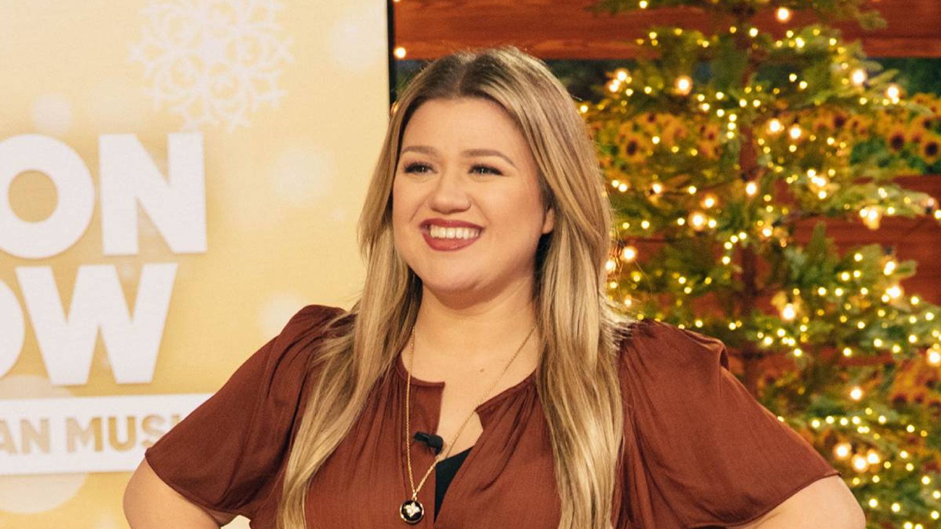 Kelly Clarkson ushers in the holidays with fabulous waist-accentuating ...