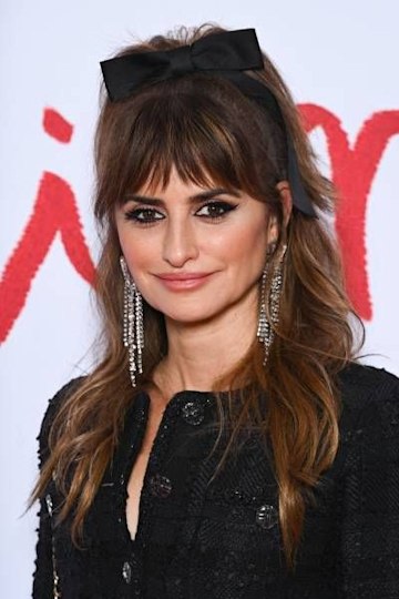 Penélope Cruz showcases incredible physique in chic mini dress during ...