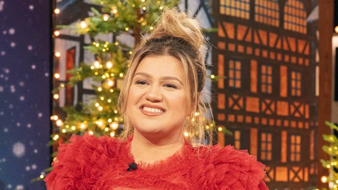 Kelly Clarkson has fans seeing double as she dons lace waist-cinching ...