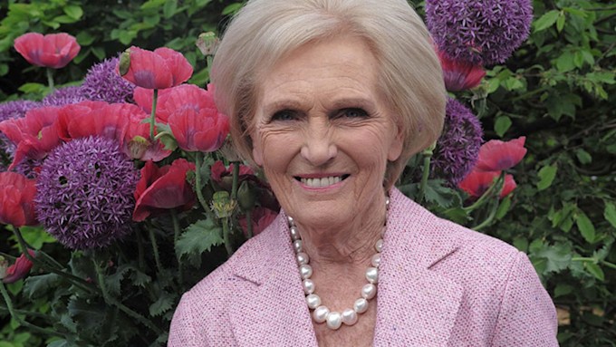 Mary Berry poses for surprise photoshoot and reveals her style rules ...