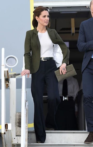 This is why Kate Middleton and Meghan Markle hold their handbags in ...