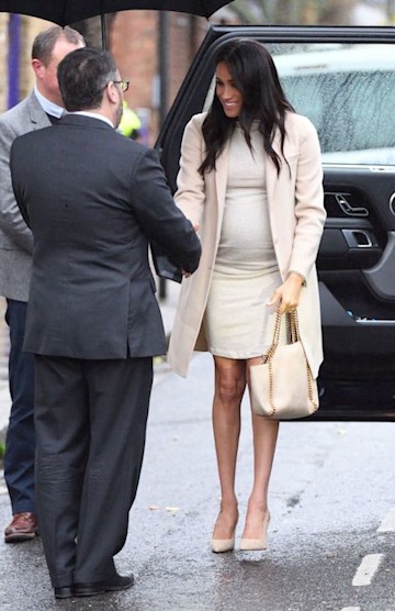 This is why Kate Middleton and Meghan Markle hold their handbags in ...