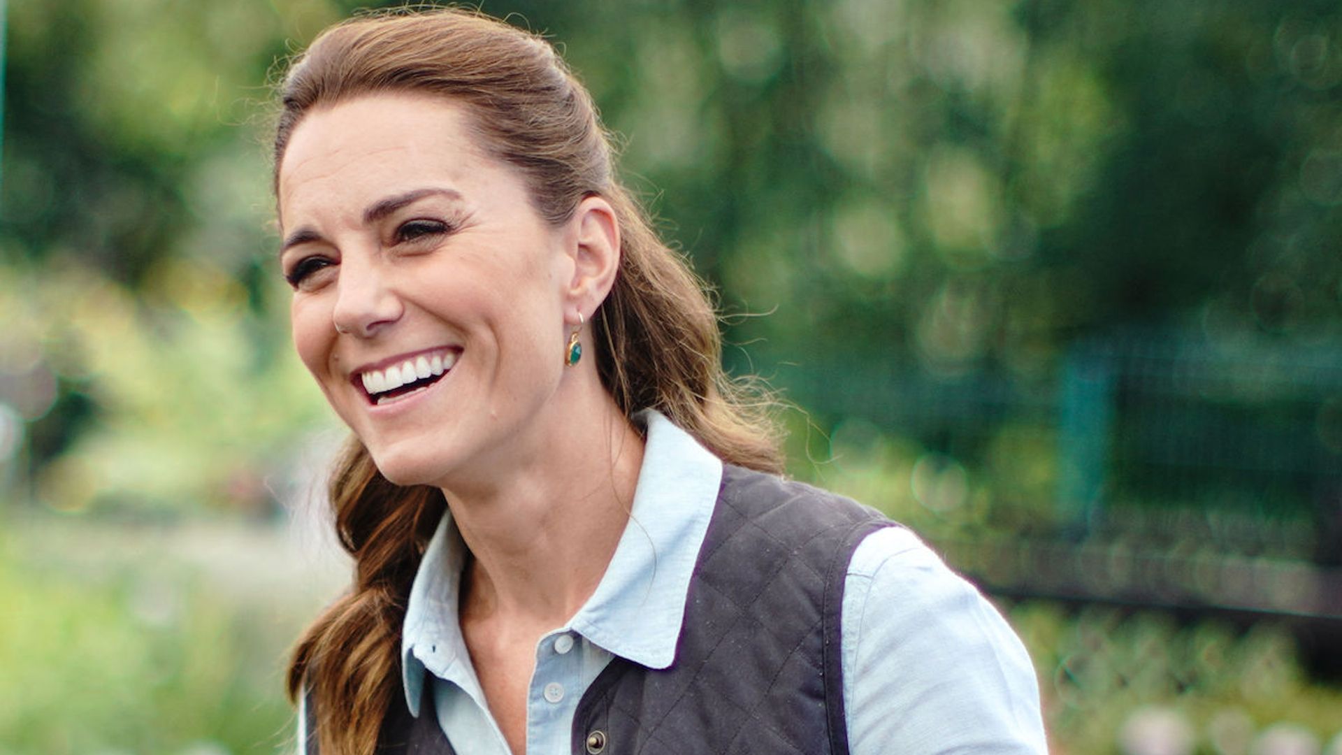 Sunkissed Kate Middleton stuns in skinny jeans as she makes surprise ...