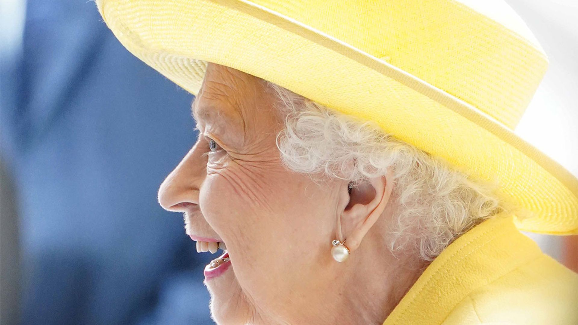 The Queen opens the Elizabeth line in the most vibrant outfit she's ...