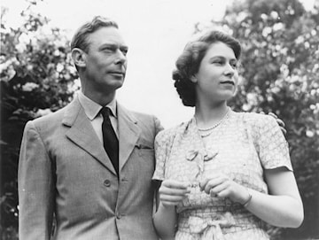 The Queen's brooch in her final portrait has huge sentimental value ...