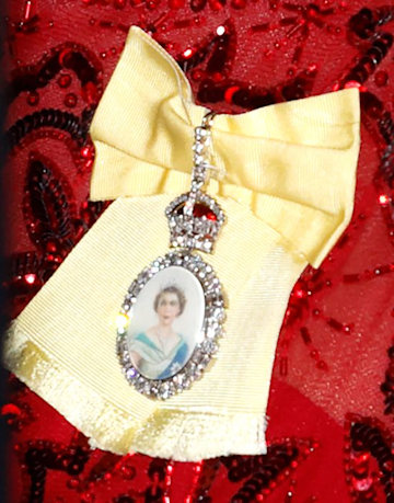 Why did Kate Middleton wear a brooch with the Queen's face on? | HELLO!