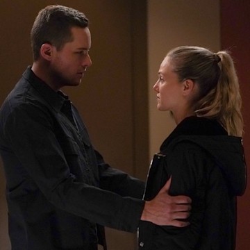 Tracy Spiridakos shares behind-the-scenes Upstead snap ahead of Chicago ...