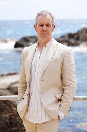 The Holiday: meet the cast of Jill Halfpenny thriller now on Netflix ...