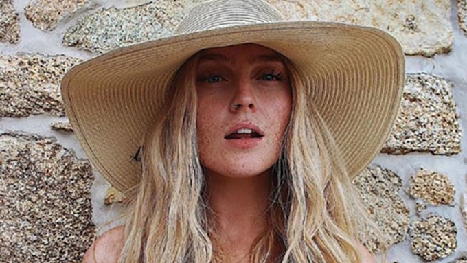 Perrie Edwards just showed off her holiday hair in all its natural ...