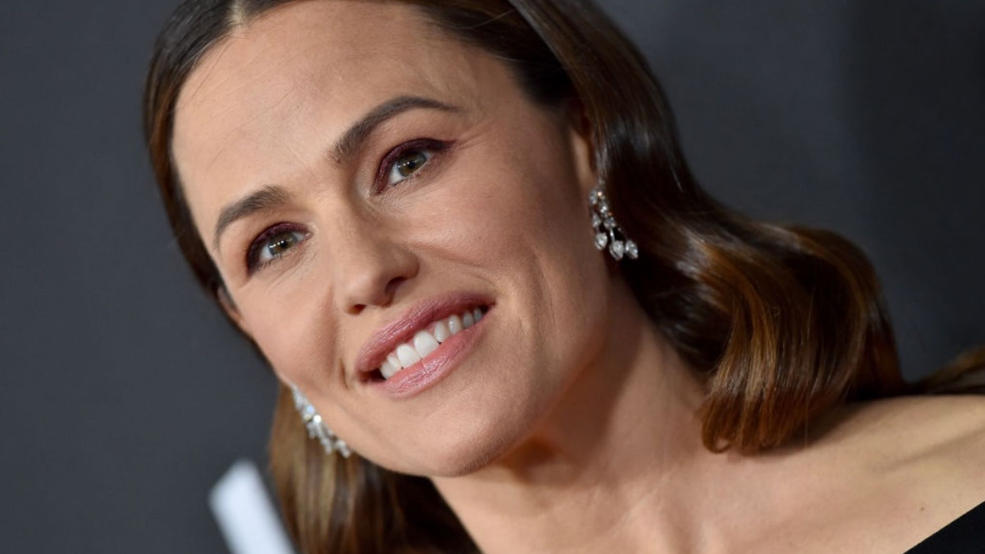Jennifer Garner shares jaw-dropping photo with gappy teeth and $8 ...