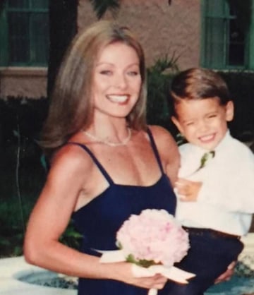 Kelly Ripa rocks brown hair and incredibly toned arms in epic photo ...