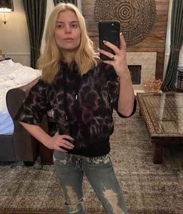 Jessica Simpson shows off incredibly toned abs in tiny workout outfit ...