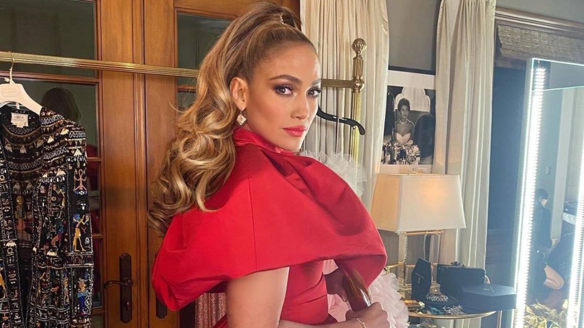 Jennifer Lopez's swimming pool selfie might be her most stunning yet ...