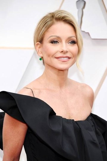 Kelly Ripa showcases incredibly toned abs in tiny crop top in jaw ...