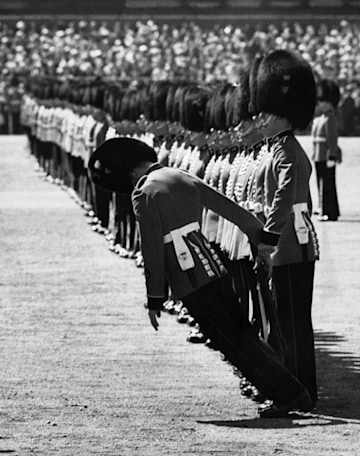 Queen's guard collapses at funeral outside Westminster Abbey - why do ...