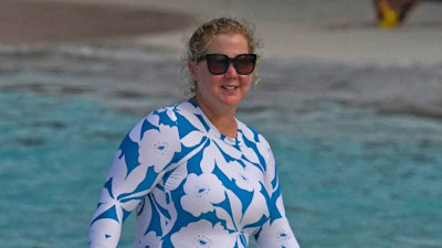 Amy Schumer makes risqué tease in beachside swimsuit photo with her ...