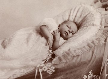 The Queen's dramatic home birth revealed: inside story of monarch's ...