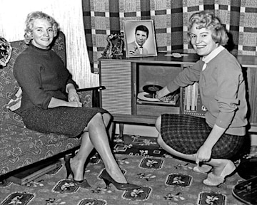 Tom Jones' family: wife Linda, sons Mark and Jonathan and grandchildren ...