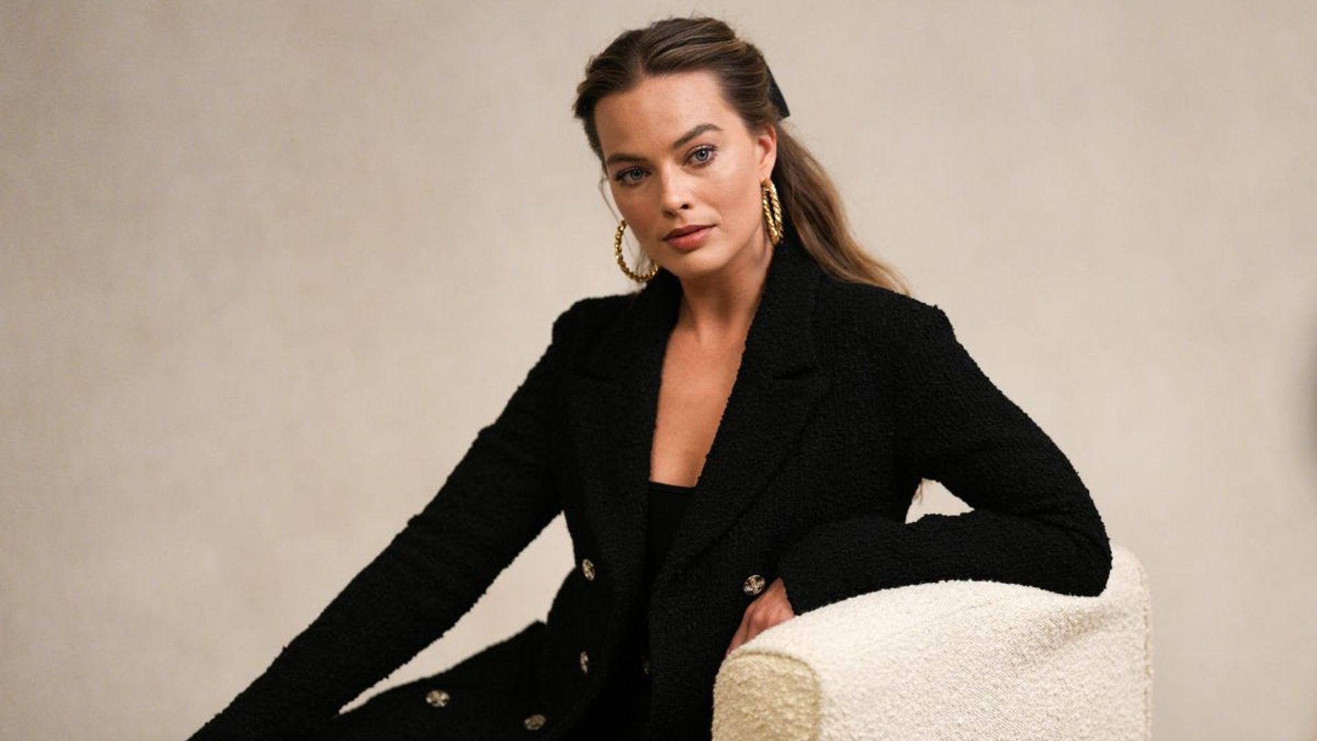 Margot Robbie's latest outfit is perfect for going from day to night ...