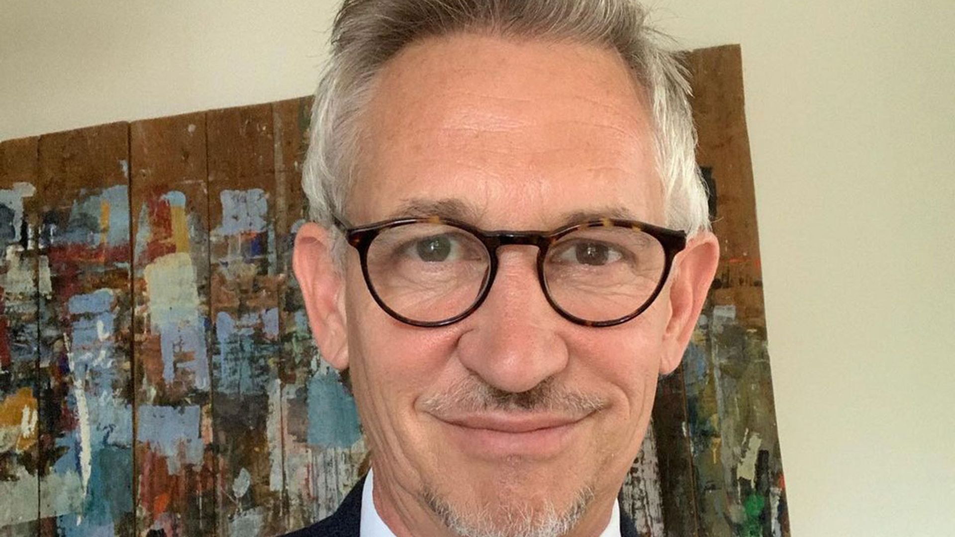 Gary Lineker shows off stylish kitchen as he cooks a delicious rack of ...