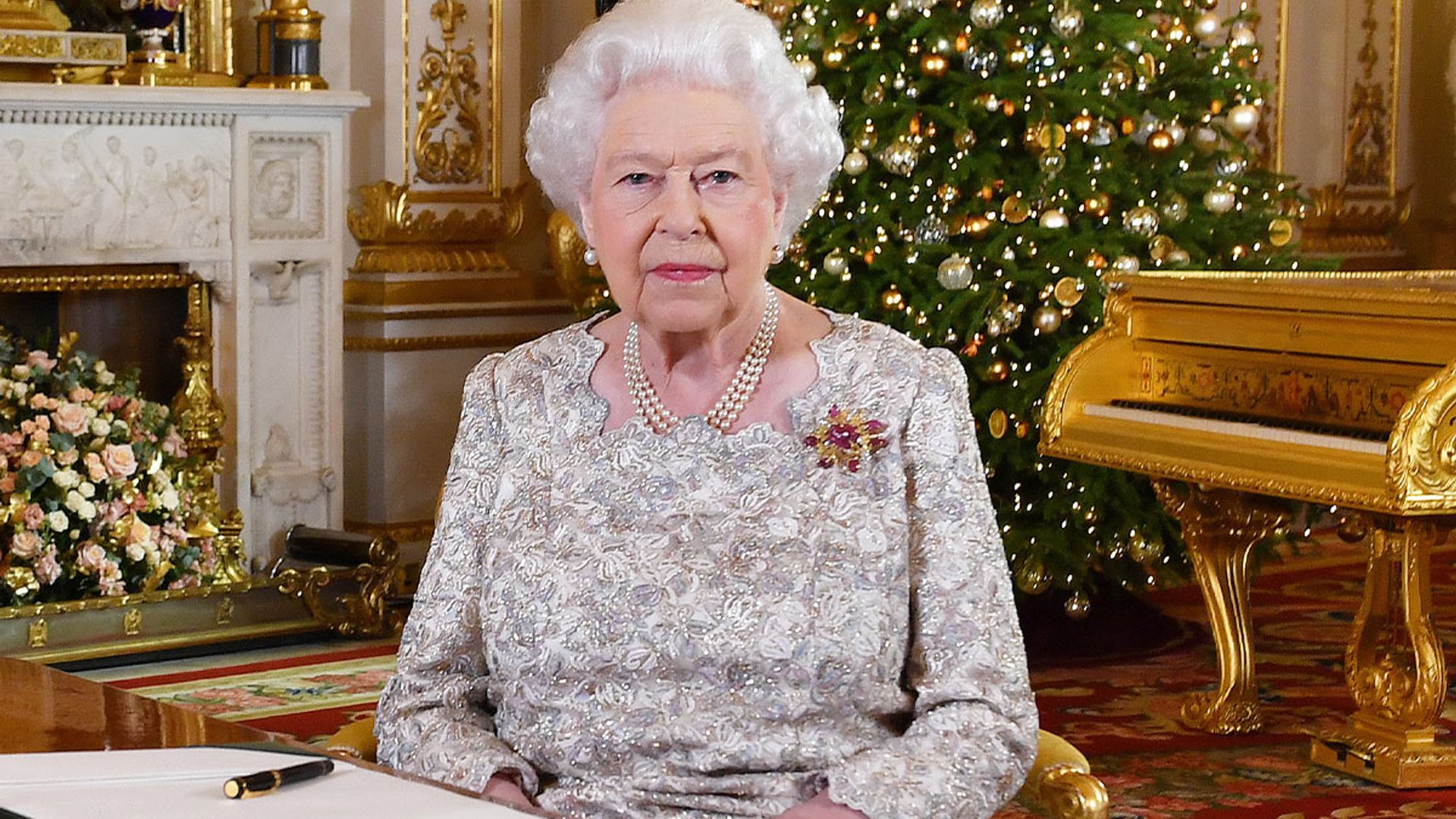 The Queen's epic Christmas tree is the height of an average house – see ...