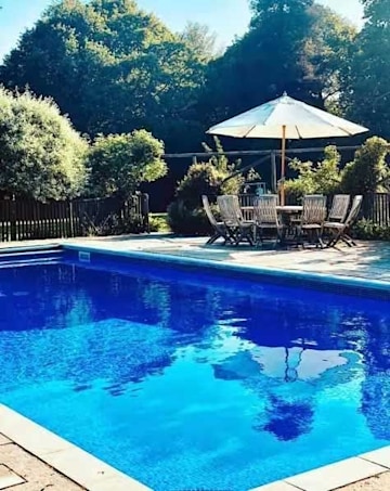 17 enviable celebrity swimming pools: The Beckhams, Stacey Solomon ...