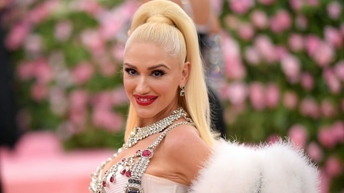 Gwen Stefani's mesmerising rainbow Christmas tree is everything we ...