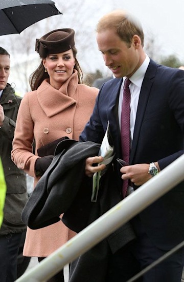 Pregnant Kate Middleton drops in on Cheltenham races. | HELLO!