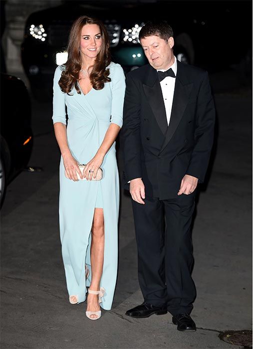 Kate Middleton looks glowing in figure-hugging gown at awards ceremony ...