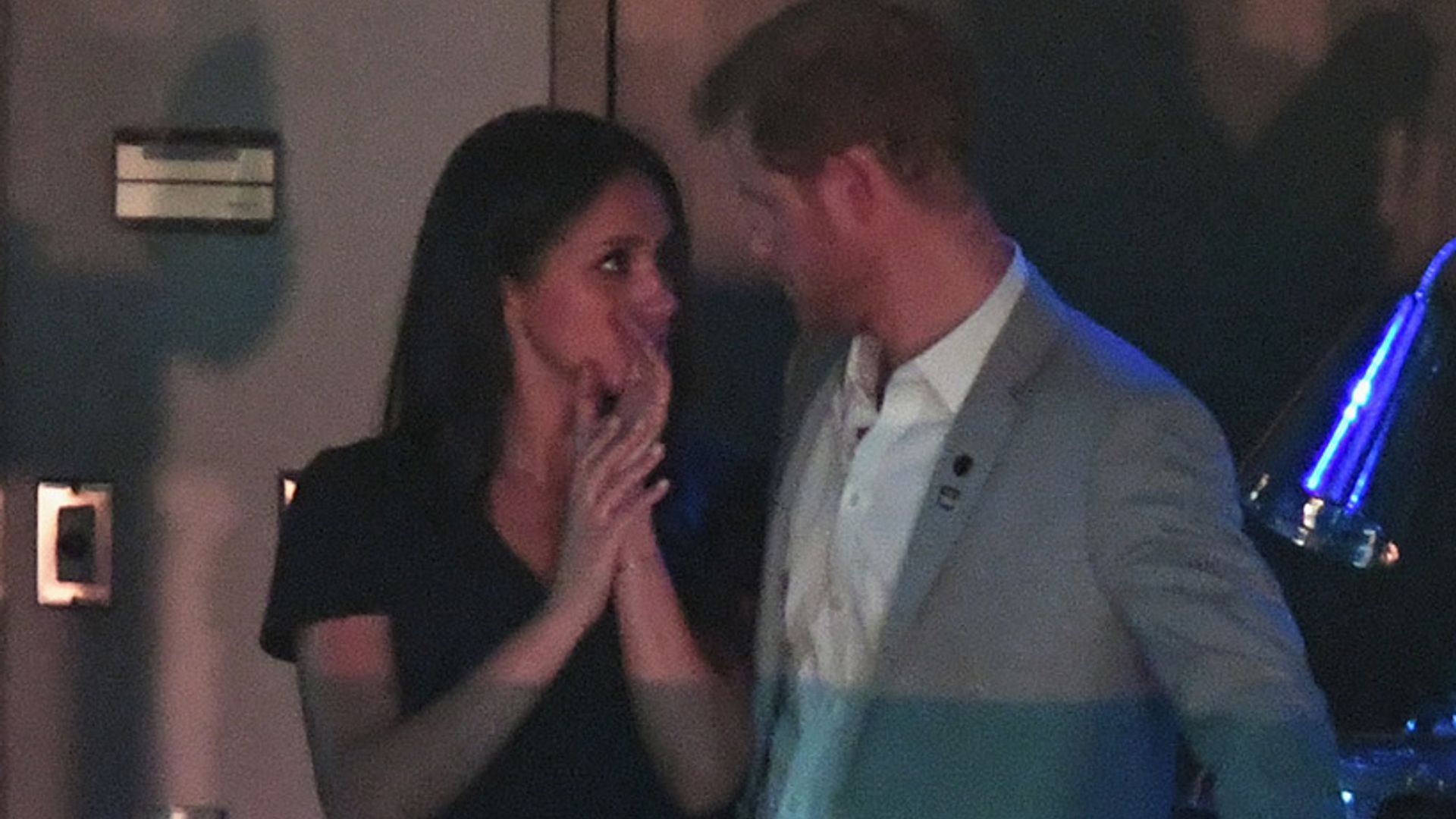 Prince Harry and Meghan Markle kiss at Invictus Games ceremony | HELLO!