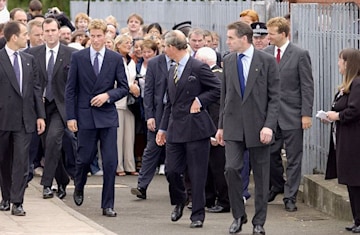 Prince William jokes about his bodyguards during visit to Battersea ...