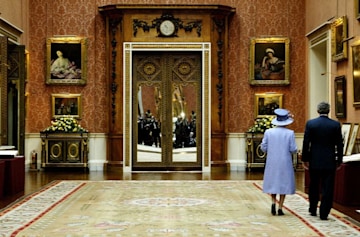 The Queen is hiring a new security officer for Buckingham Palace ...