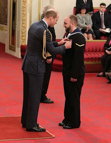 Surprise! Royal guest proposes to his girlfriend at Buckingham Palace ...