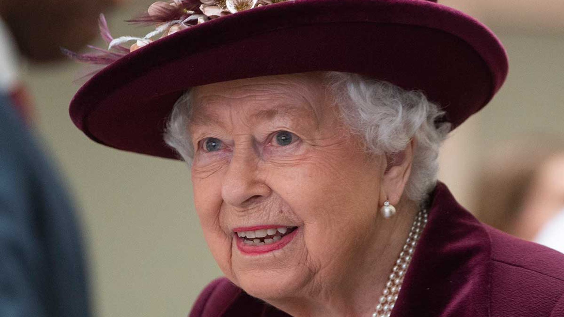 Royal reveal: The Queen carries out secret visit to MI5 head office in ...