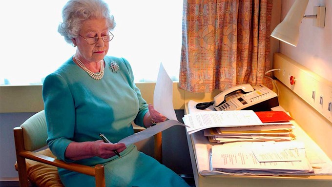 The Queen changes plans to carry out important weekly royal duty amid ...