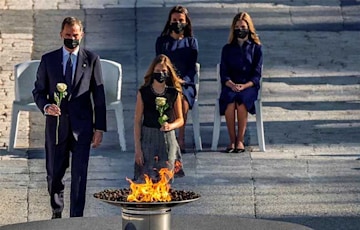 Princess Leonor caught quickly telling dad King Felipe of Spain to wear ...