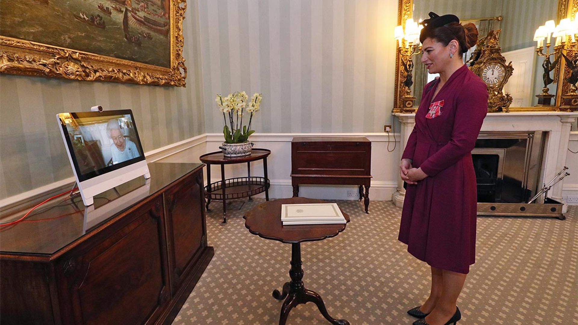 The Queen's extraordinary set-up for meeting palace guests revealed ...