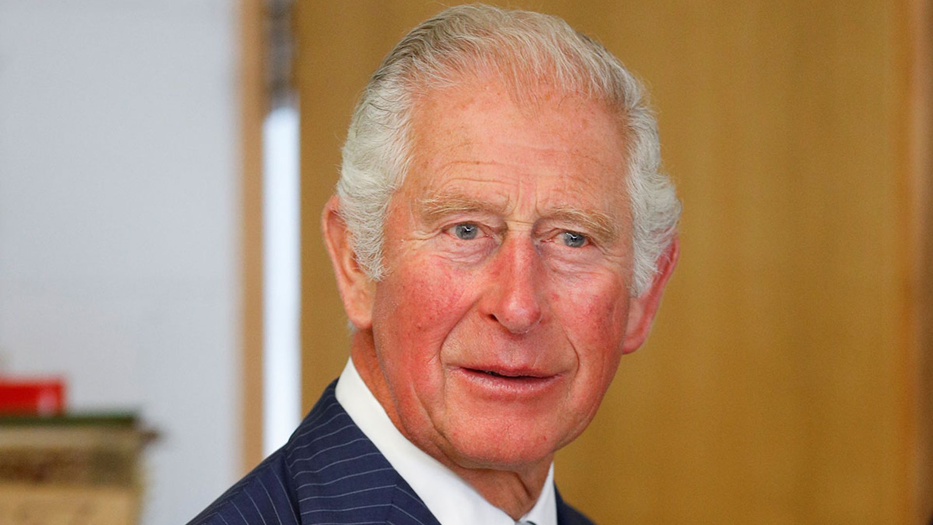 Prince Charles surprises picnickers during visit to Kew Gardens - see ...