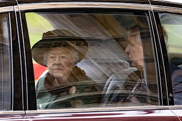 The Queen's quick wardrobe change minutes before Prince Philip's ...