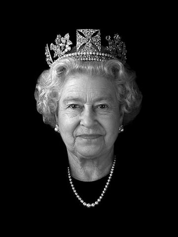 The Queen looks so regal in stunning unseen portrait to mark Platinum ...