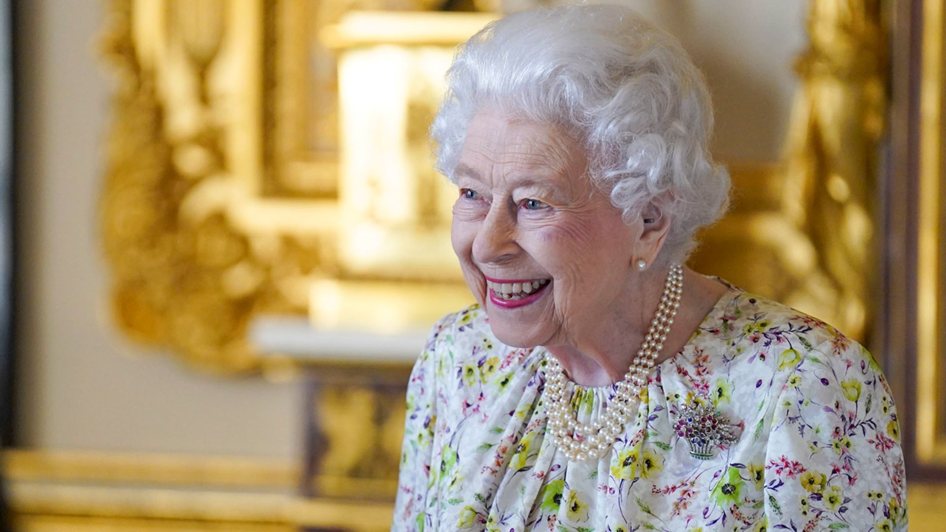 The Queen's rare candid moment with bride at royal wedding will melt ...