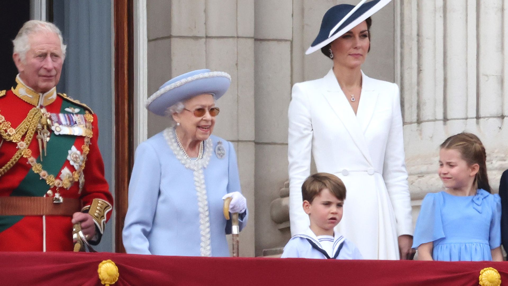 The Queen shares very touching moment with Prince Louis during balcony ...